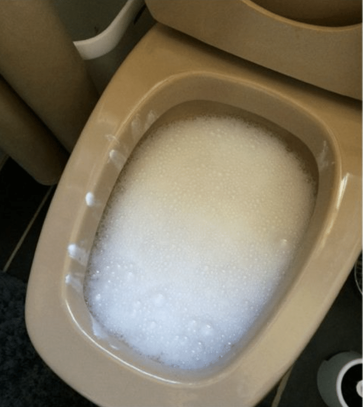 Clean The Toilet Bowl Extremely Easily With These DIY 'Cleaning Bombs'