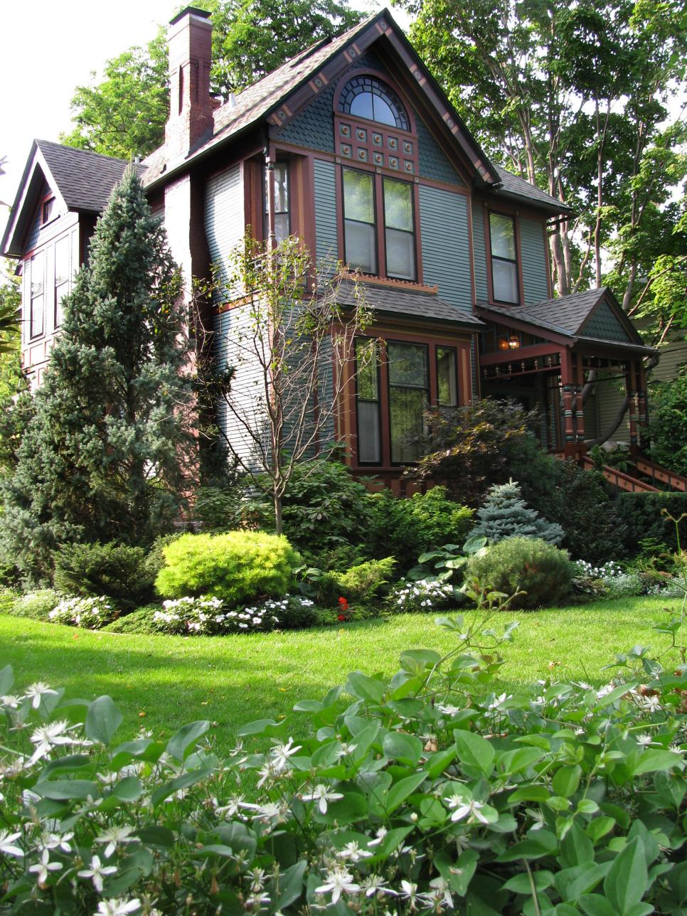 14 welcoming front gardens that make you feel at home