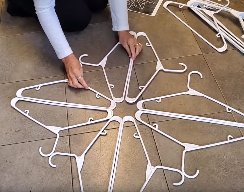 Use 16 plastic hangers to make beautifully festive snowflake decoration