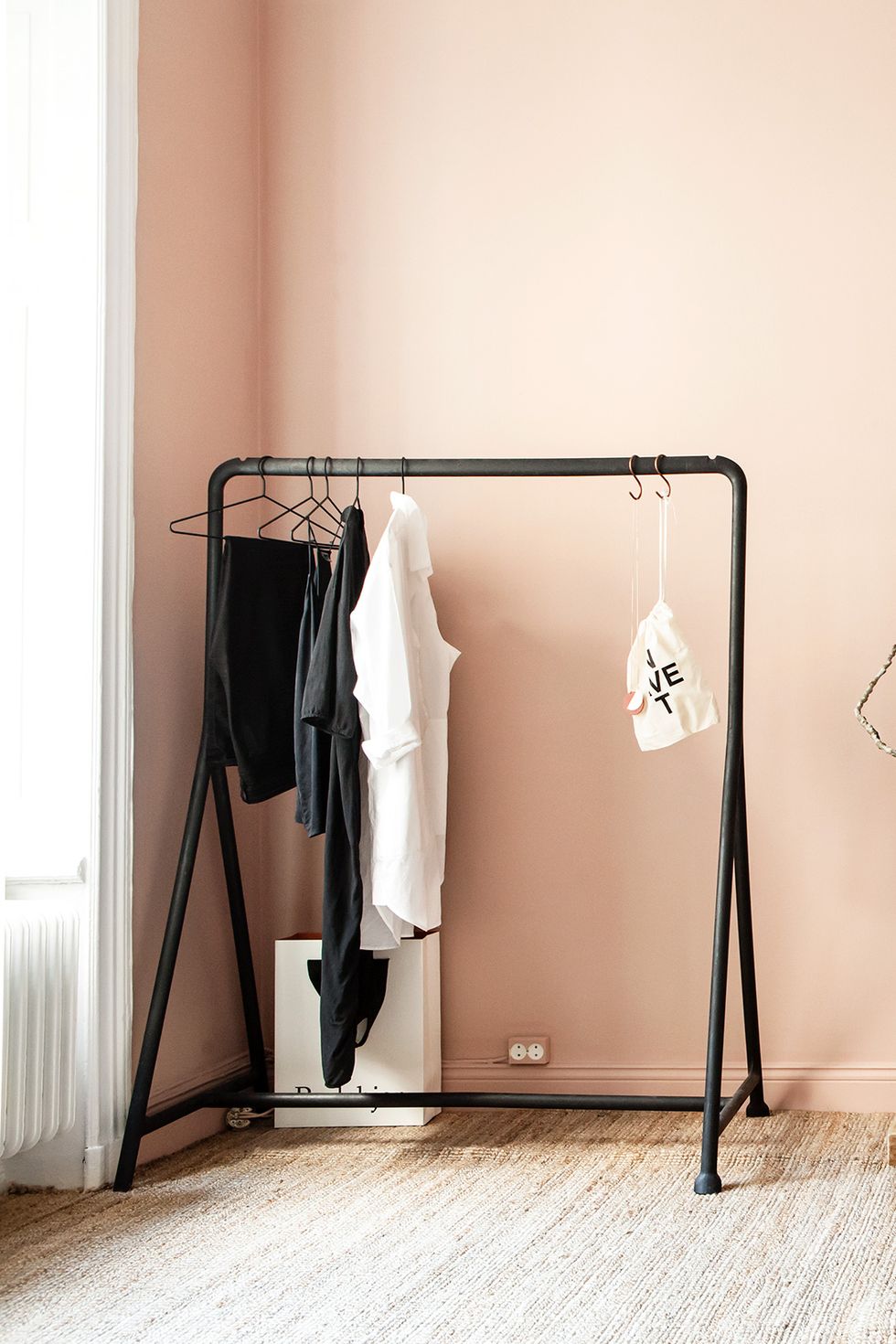 50 Easy tricks to tuck items away and keep your closet clutter-free
