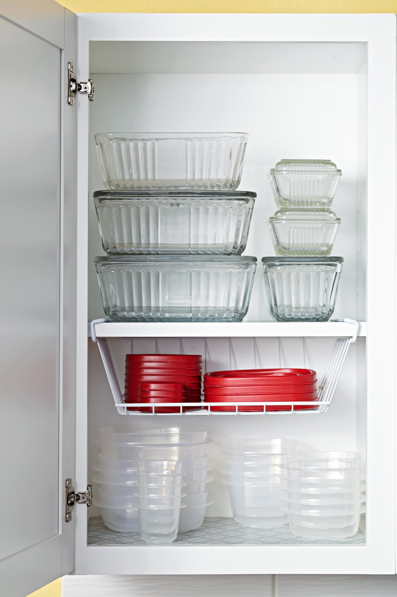 Mom shares 20 ways to organize Tupperware so that you don’t lose your mind