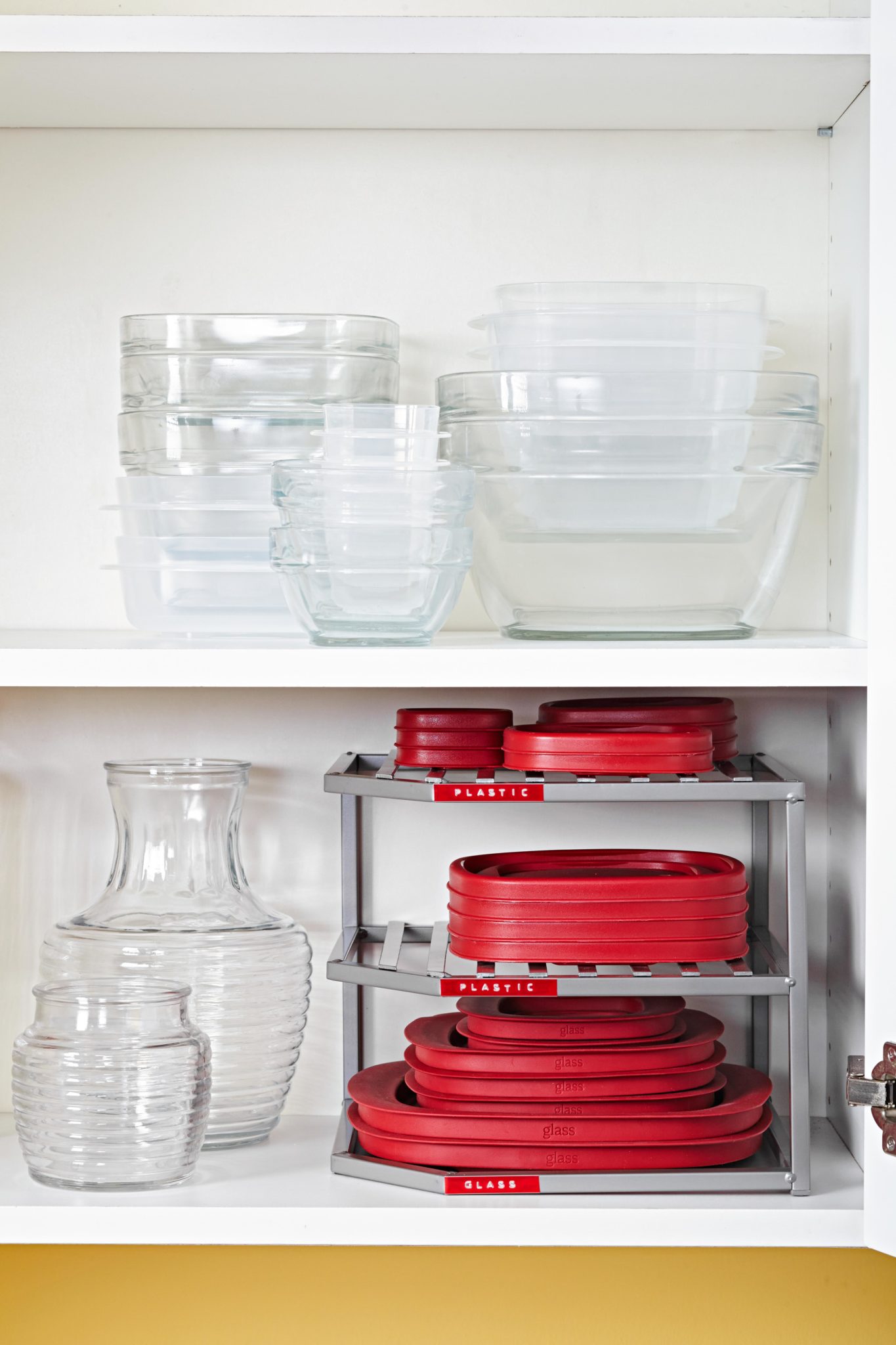 Mom shares 20 ways to organize Tupperware so that you don’t lose your mind