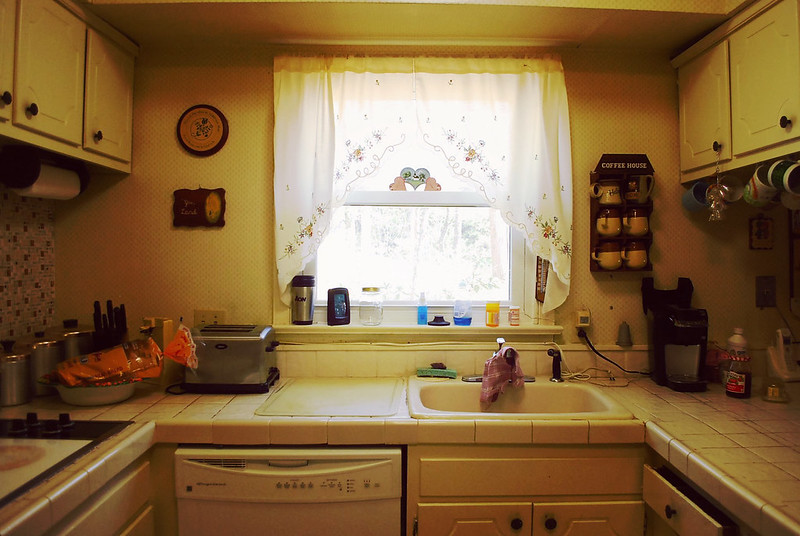 40 tacky kitchen decor mistakes everyone should avoid