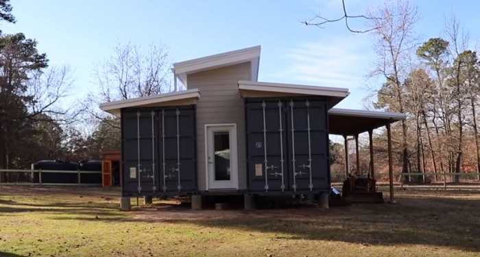 Couple with zero experience build their home from scratch using 2 ...