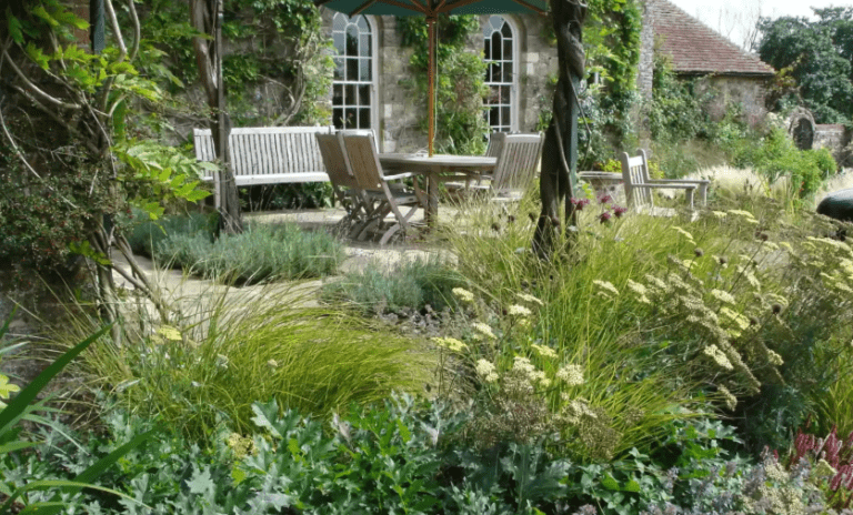40+ charming English garden designs that’ll make your property pop