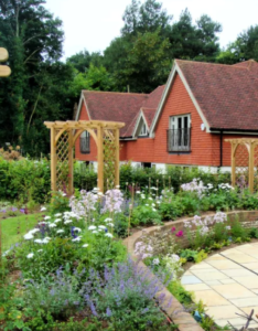 40+ charming English garden designs that’ll make your property pop