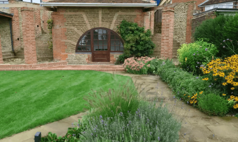 40+ charming English garden designs that’ll make your property pop