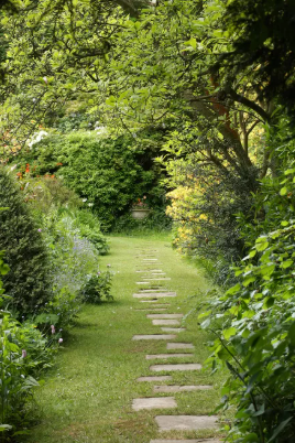 40+ charming English garden designs that’ll make your property pop
