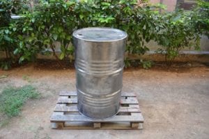 Clever man shows how to transform a barrel into a BBQ grill