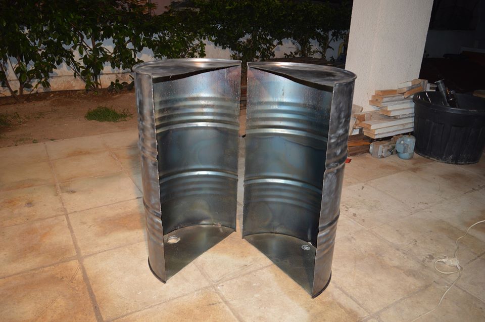 Clever man shows how to transform a barrel into a BBQ grill