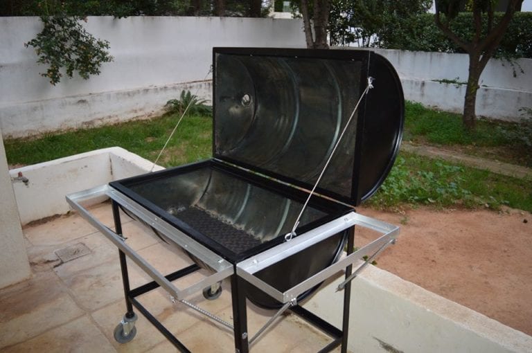 Clever man shows how to transform a barrel into a BBQ grill