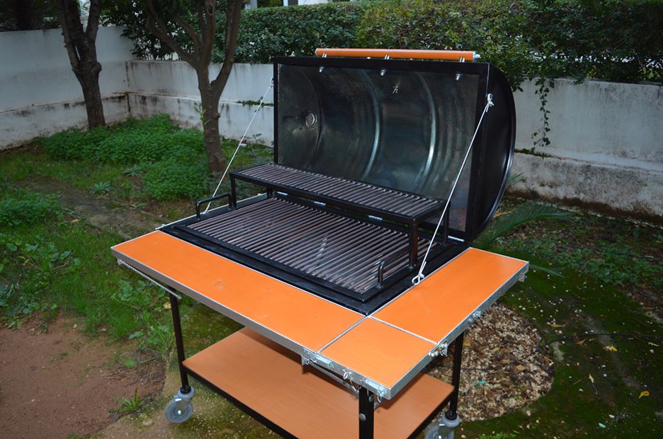 Clever man shows how to transform a barrel into a BBQ grill