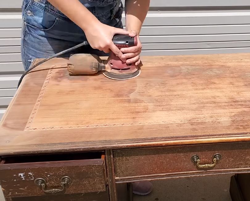 Woman Spends $5 To Turn Beat Up Desk Into Beautiful Piece