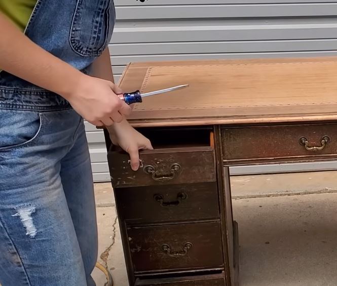 Woman Spends $5 To Turn Beat Up Desk Into Beautiful Piece