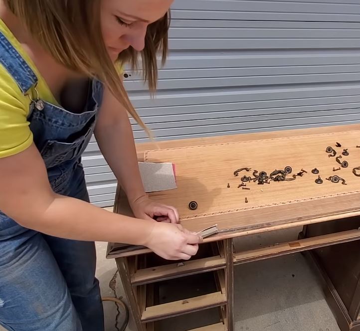 Woman Spends $5 To Turn Beat Up Desk Into Beautiful Piece