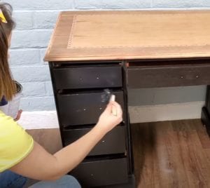 Woman Spends $5 To Turn Beat Up Desk Into Beautiful Piece