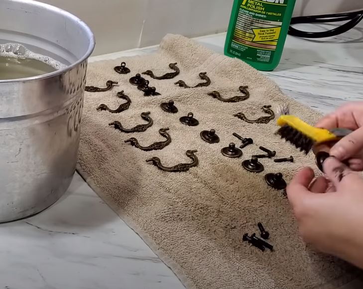 Woman Spends $5 To Turn Beat Up Desk Into Beautiful Piece