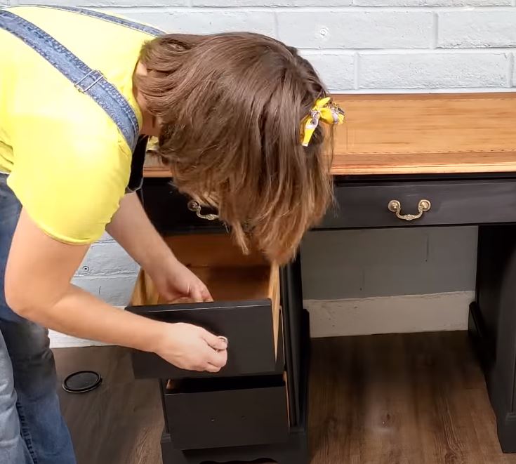 Woman Spends $5 To Turn Beat Up Desk Into Beautiful Piece