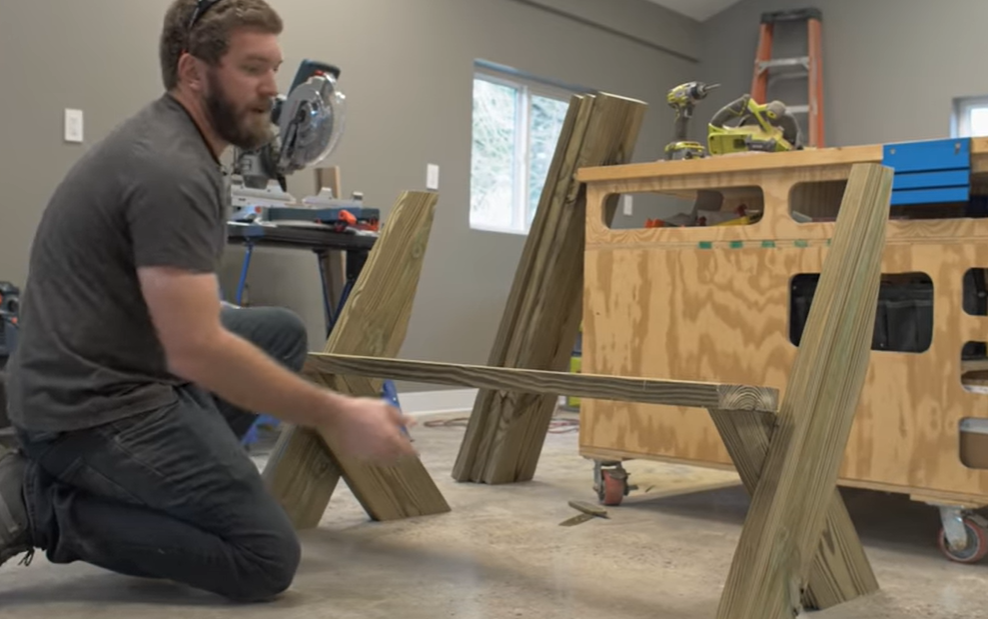 Man demonstrates the easiest way to build a bench and you only need 3 ...