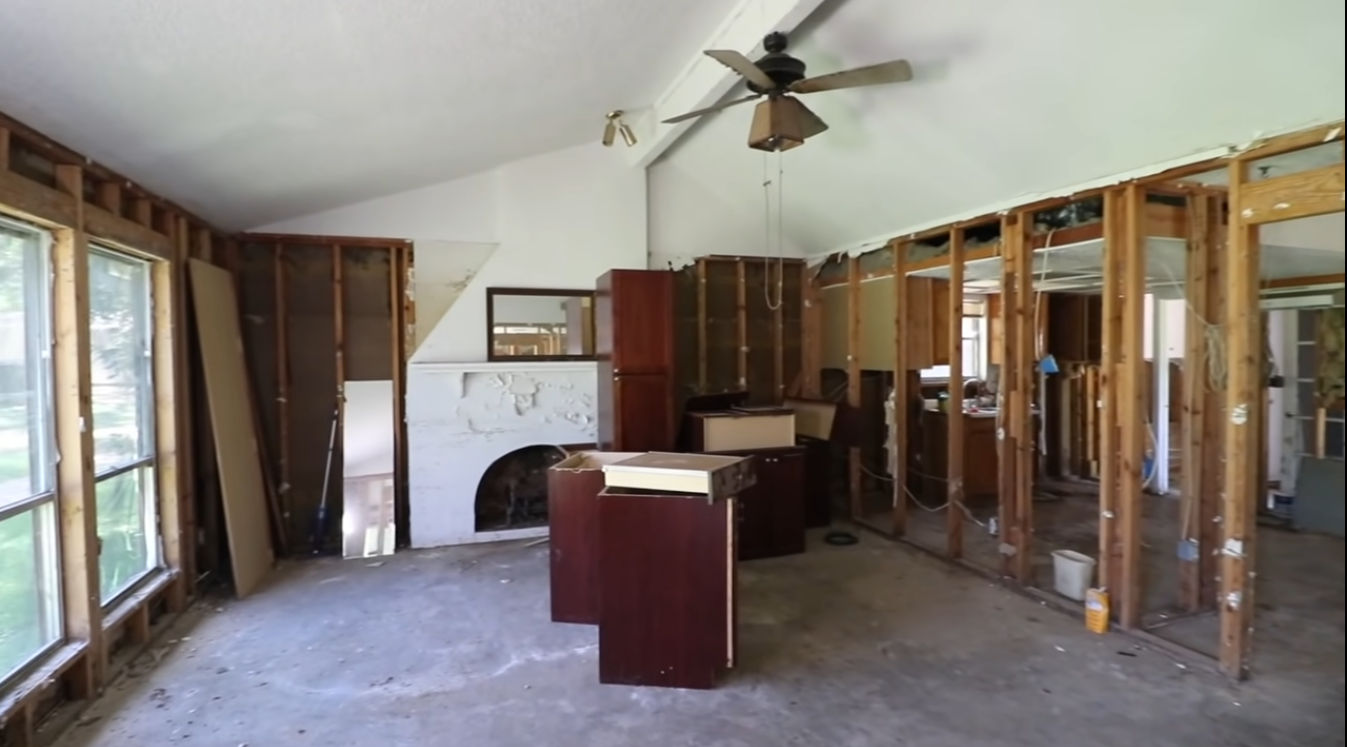 Friends turn a drab farmhouse showing all its structural ‘bones’ into a ...