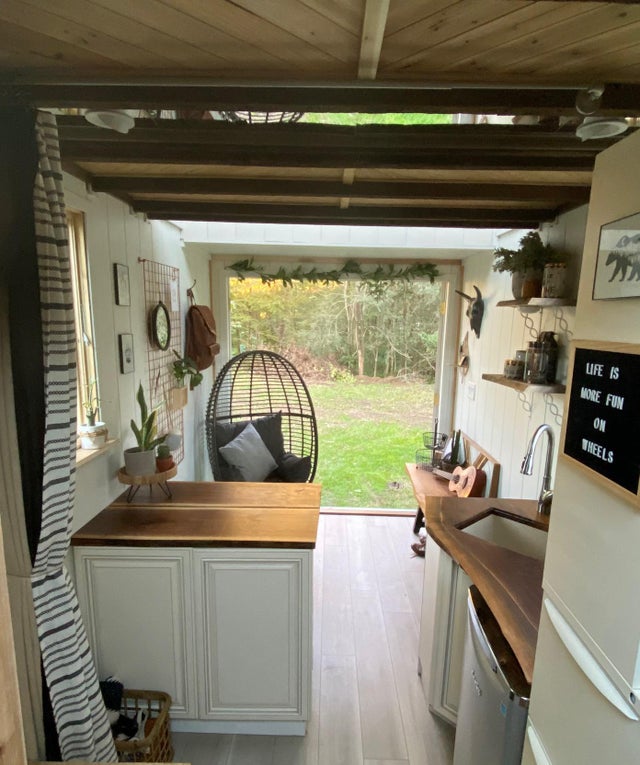 Guy builds ‘mountain’ tiny home he can tow on wheels and the inside is ...