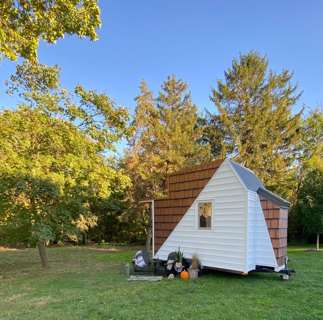 Guy builds ‘mountain’ tiny home he can tow on wheels and the inside is ...