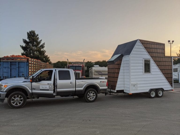Guy builds ‘mountain’ tiny home he can tow on wheels and the inside is ...