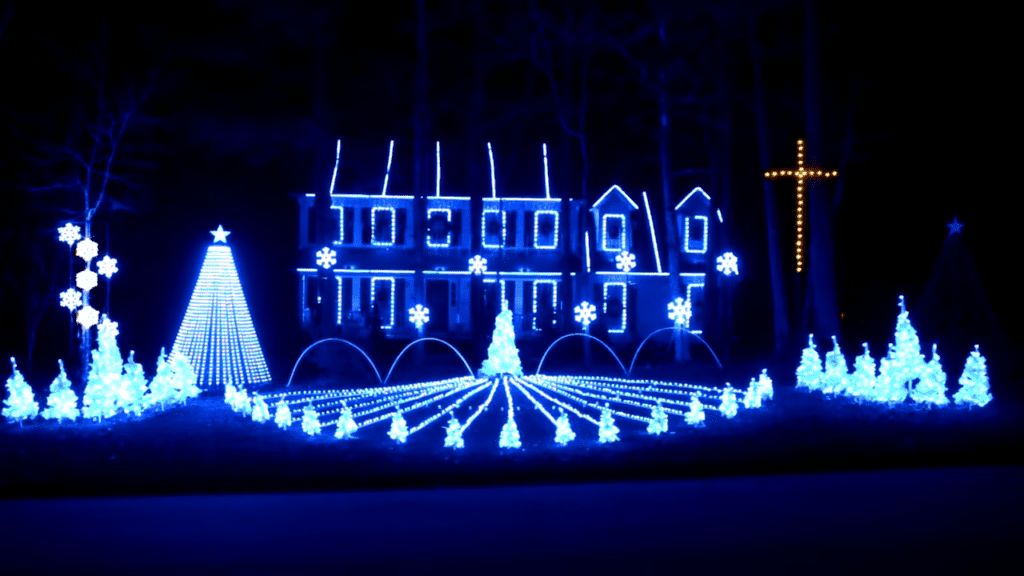 Family’s Lights Set To “Mary Did You Know” Is Beautiful