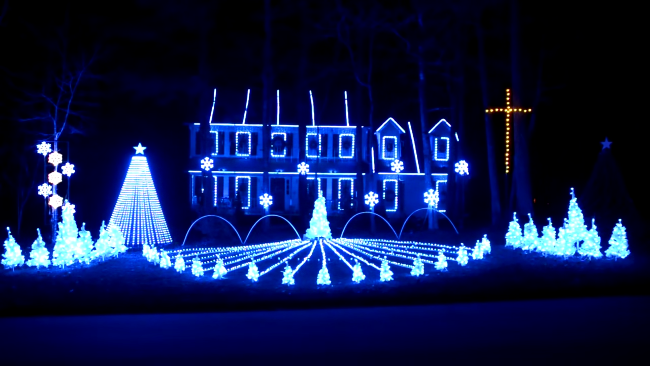 Family’s Lights Set To “Mary Did You Know” Is Beautiful