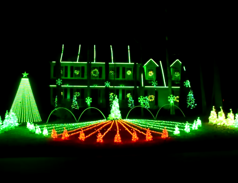 Family’s Lights Set To “Mary Did You Know” Is Beautiful