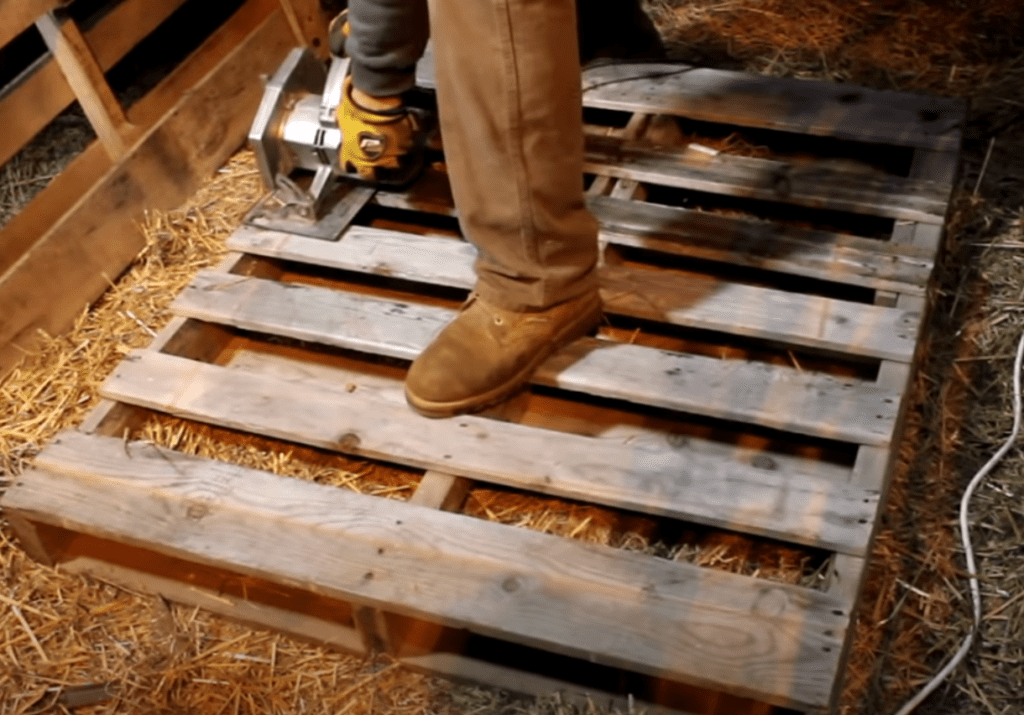 Dad asked to build for daughter’s play, transforms crate pallet into ...