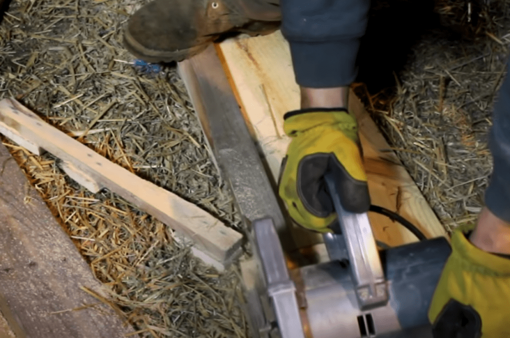 Dad asked to build for daughter’s play, transforms crate pallet into ...