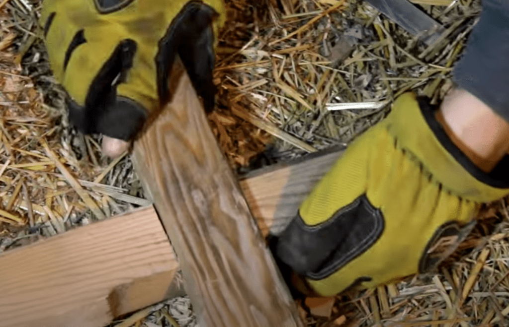 Dad asked to build for daughter’s play, transforms crate pallet into ...