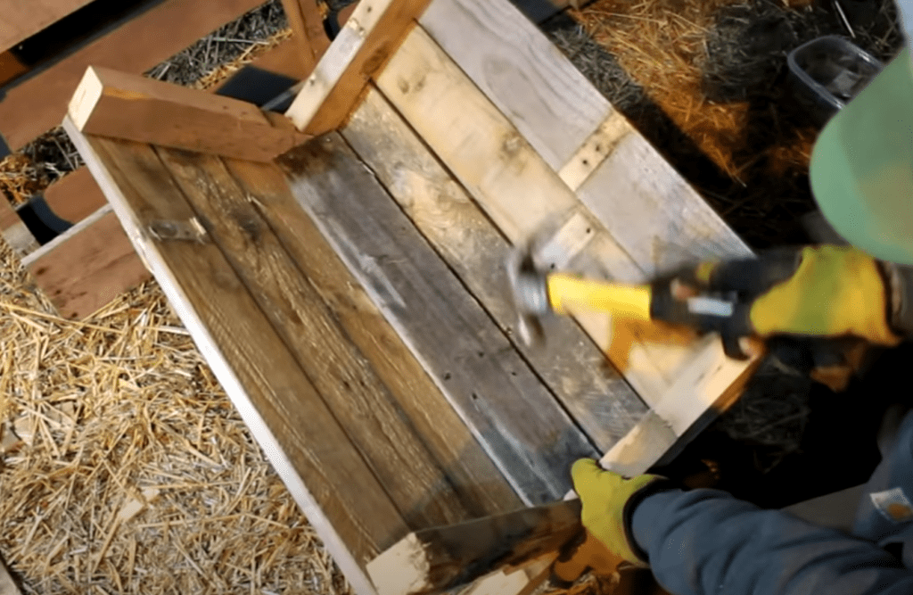 Dad asked to build for daughter’s play, transforms crate pallet into ...