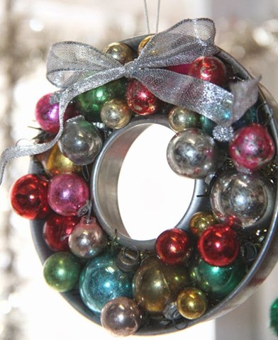 30 smart ways to reuse and upcycle old baking pans