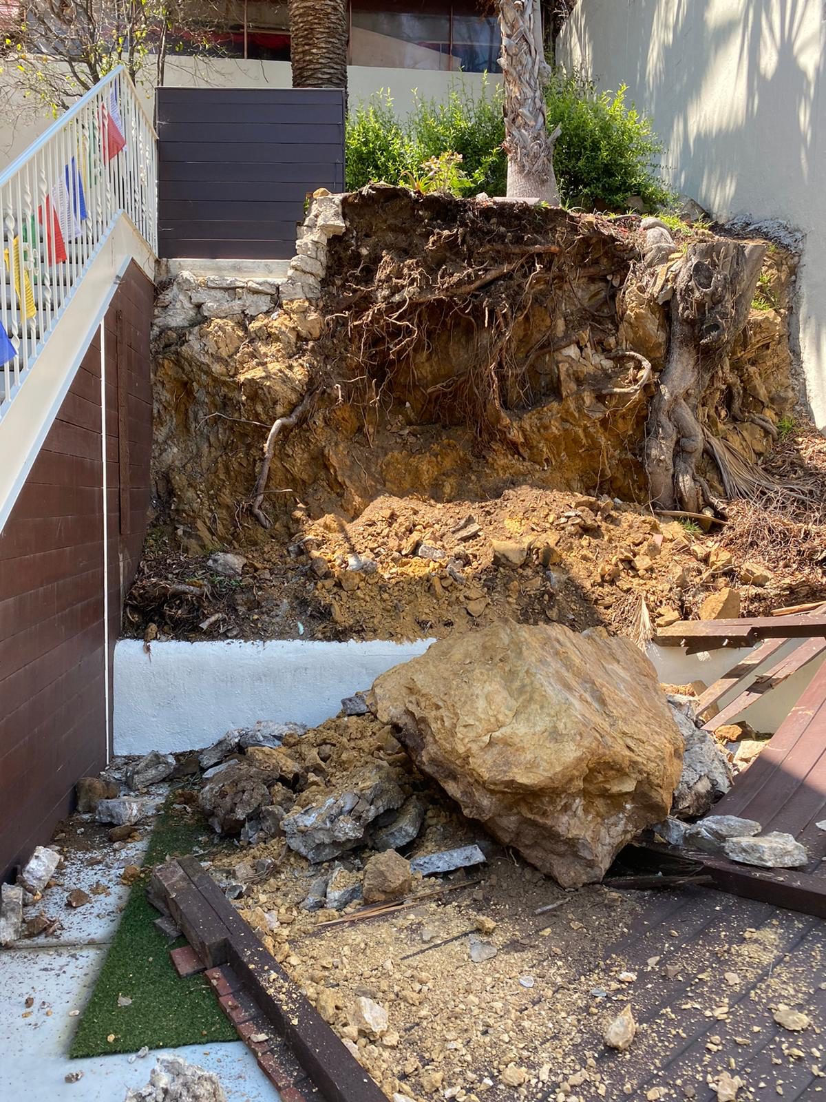 35 Pictures Of Buildings On The Verge Of Collapse