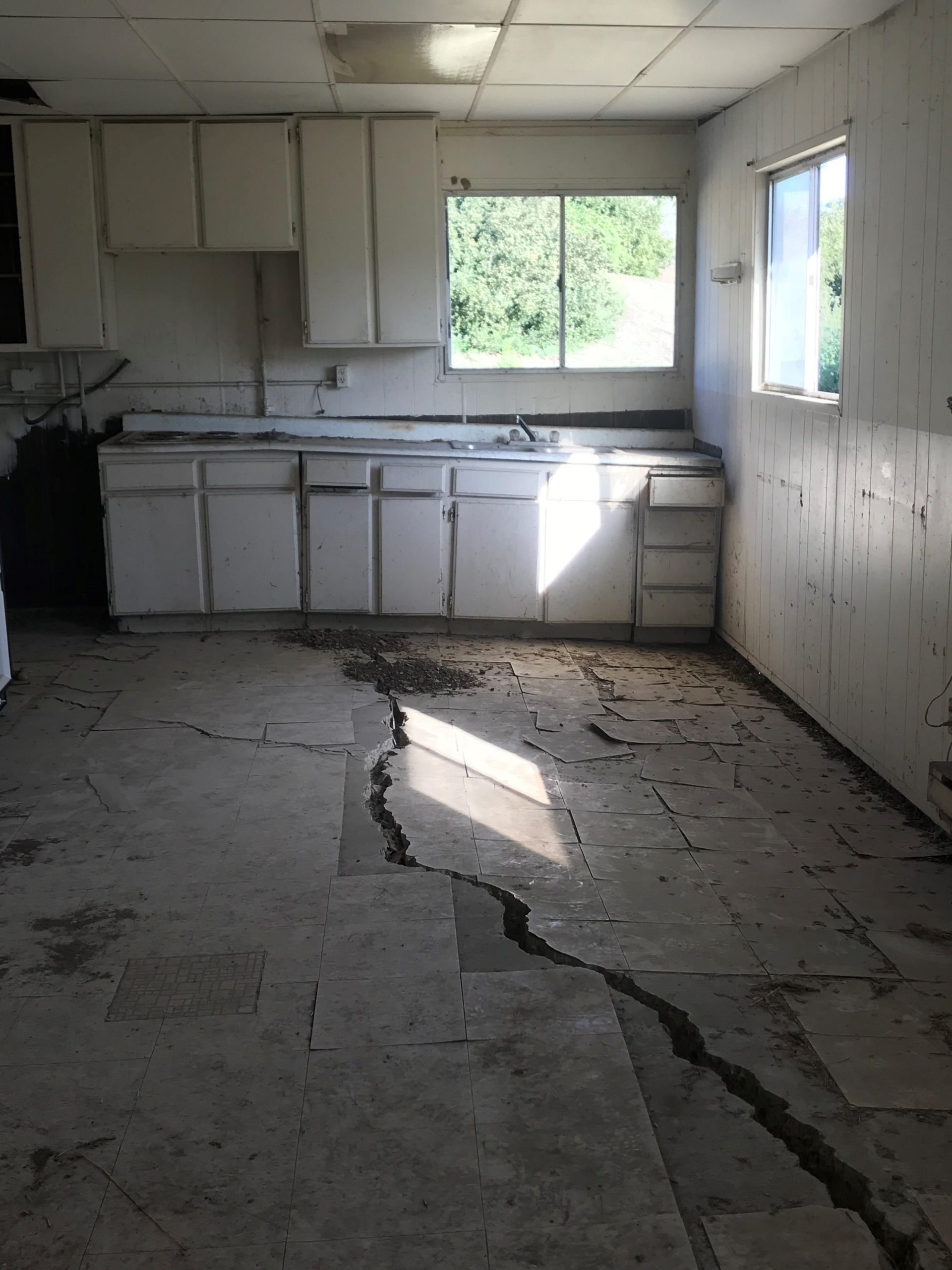 35 Pictures Of Buildings On The Verge Of Collapse