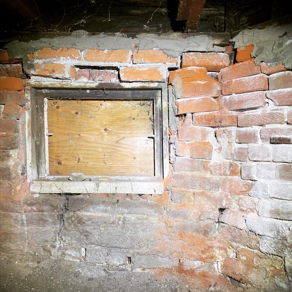 35 Pictures Of Buildings On The Verge Of Collapse