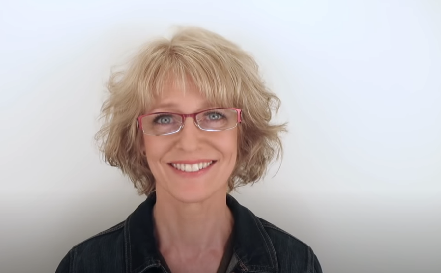 Woman looking & feeling frumpy gets incredibly youthful new look she ...