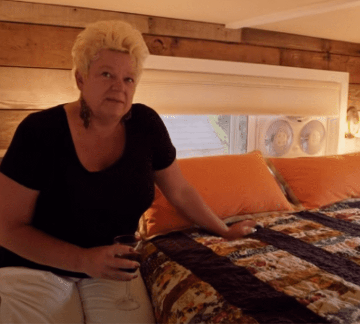 Single mom builds adorable tiny home after losing her houses in divorce