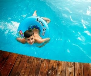 These DIY swimming pools made of hay bales are exactly what you need ...