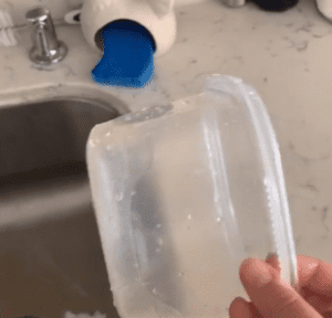 Woman uses a paper towel “trick” to remove greasy orange stains in tupperware