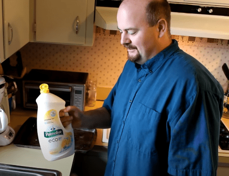 Man removes 12 years of grease on kitchen exhaust fan using these easy tips