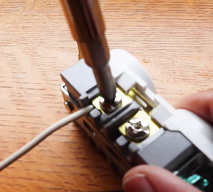 Woman shares the 'hidden tool' in power outlets that many electricians ...