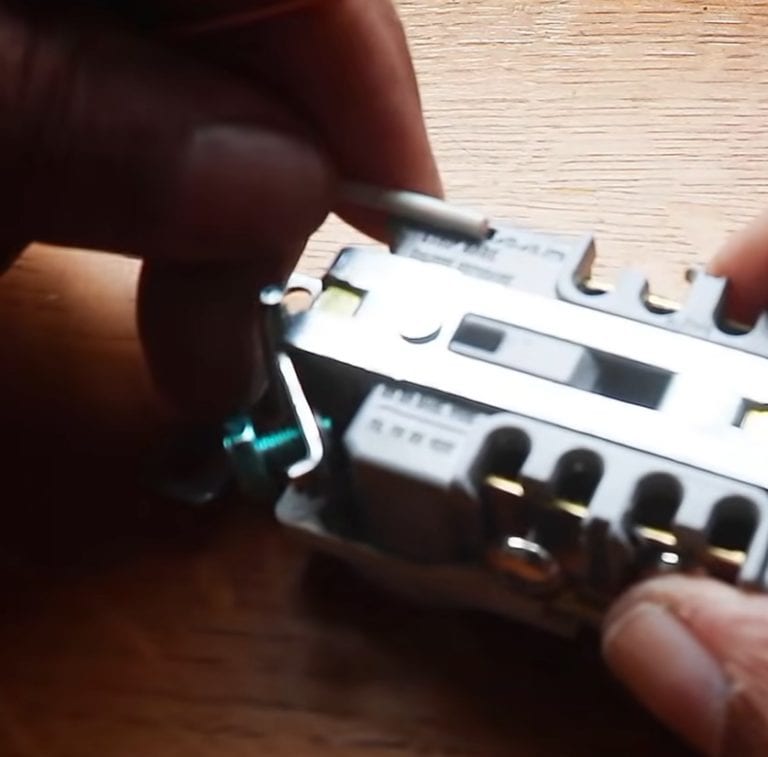 Woman shows ‘hidden tool’ in power outlets that even most electricians ...