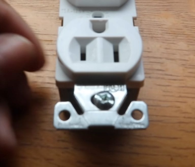 Woman shares the 'hidden tool' in power outlets that many electricians ...