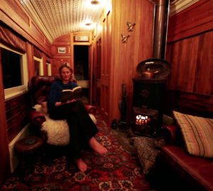 Woman restores old railway carriage into breathtaking off-the-grid home ...