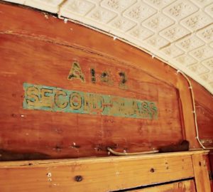 Woman restores old railway carriage into breathtaking off-the-grid home ...