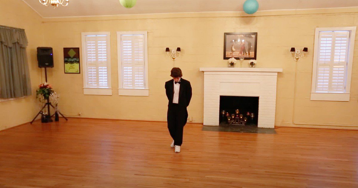 Young guy clears out family’s living room leaving them in laughter when ...