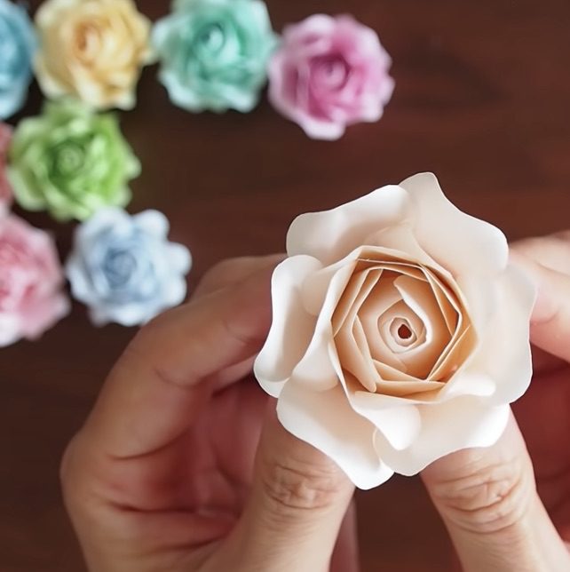 Woman uses post-it notes to make the most delicate paper roses